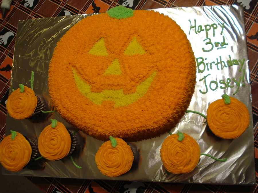 Josey's Pumpkin Patch Cake - CakeCentral.com