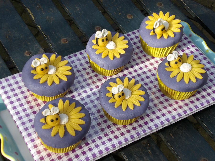 Spring Cupcakes 'bee' - CakeCentral.com