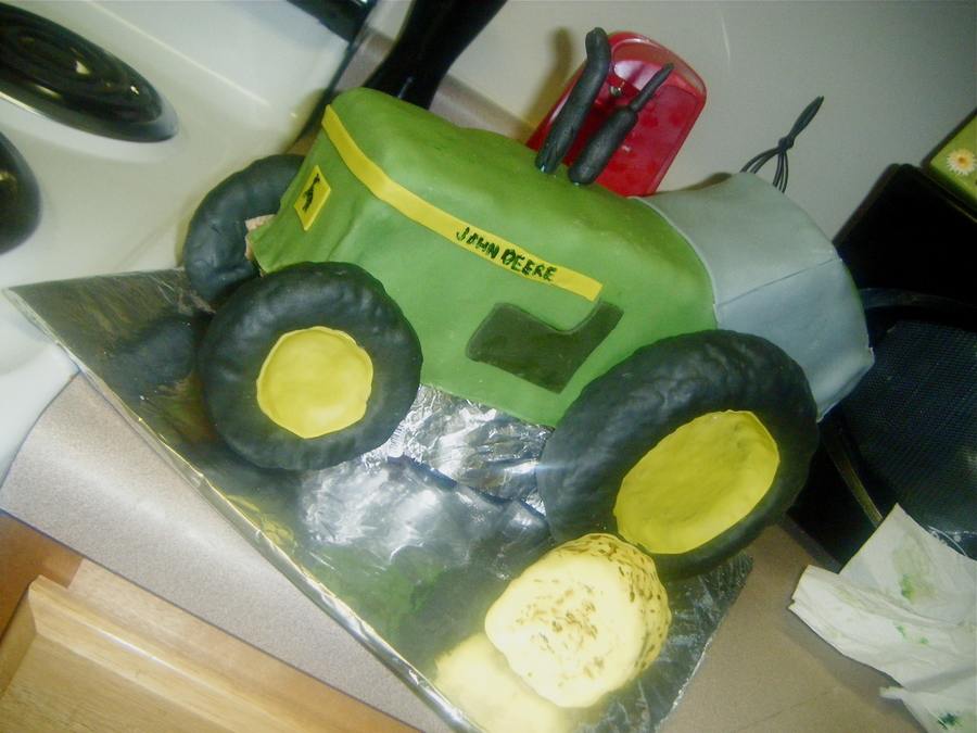 John Deere Tractor 3D Cake - CakeCentral.com