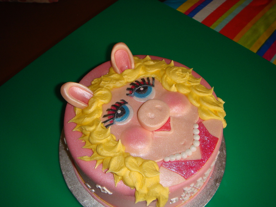 Miss Piggy Cake - CakeCentral.com