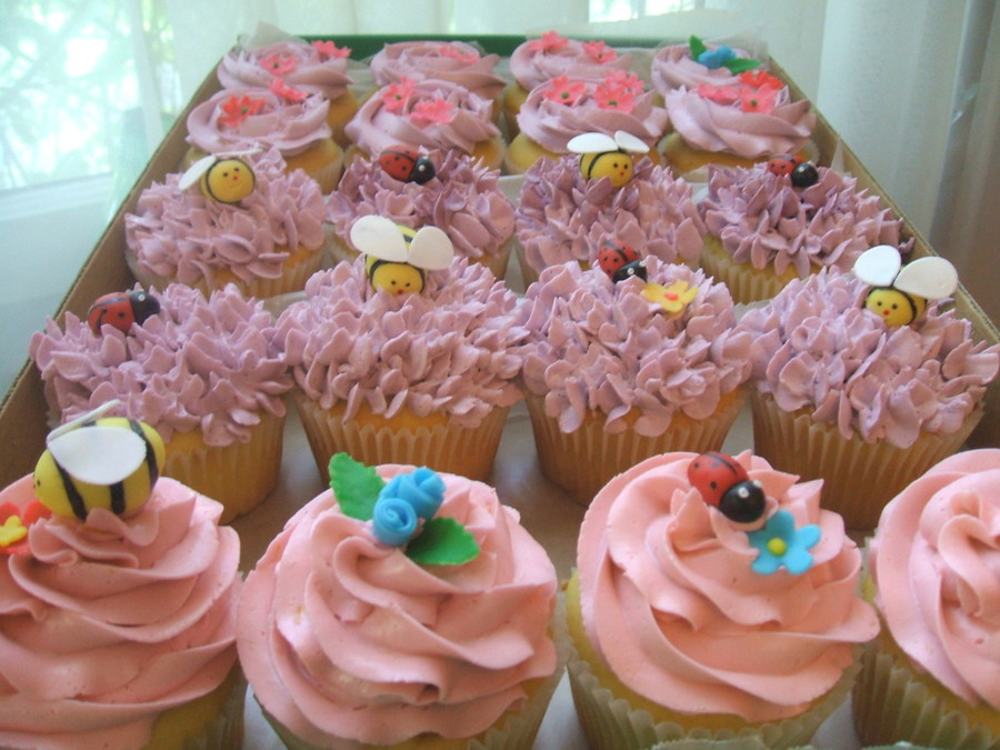 Flowers And Bugs - CakeCentral.com