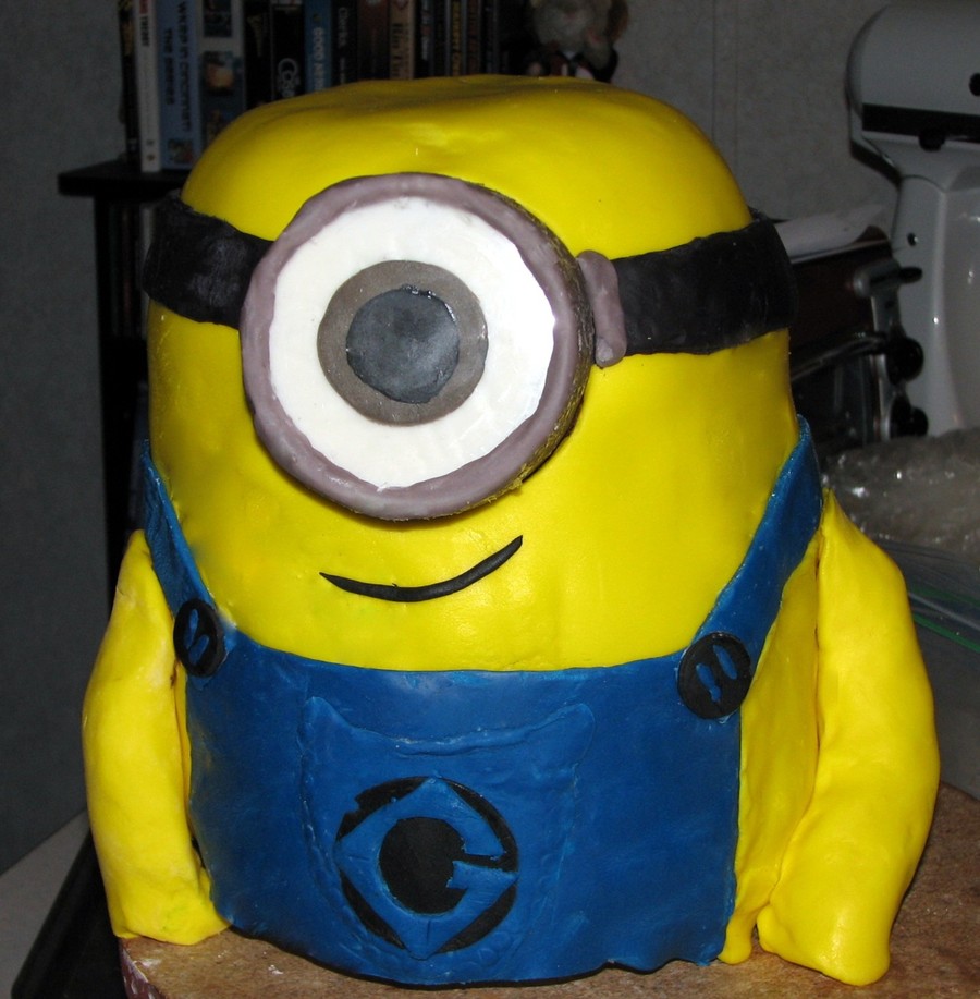Despicable Me Minion Cake - CakeCentral.com
