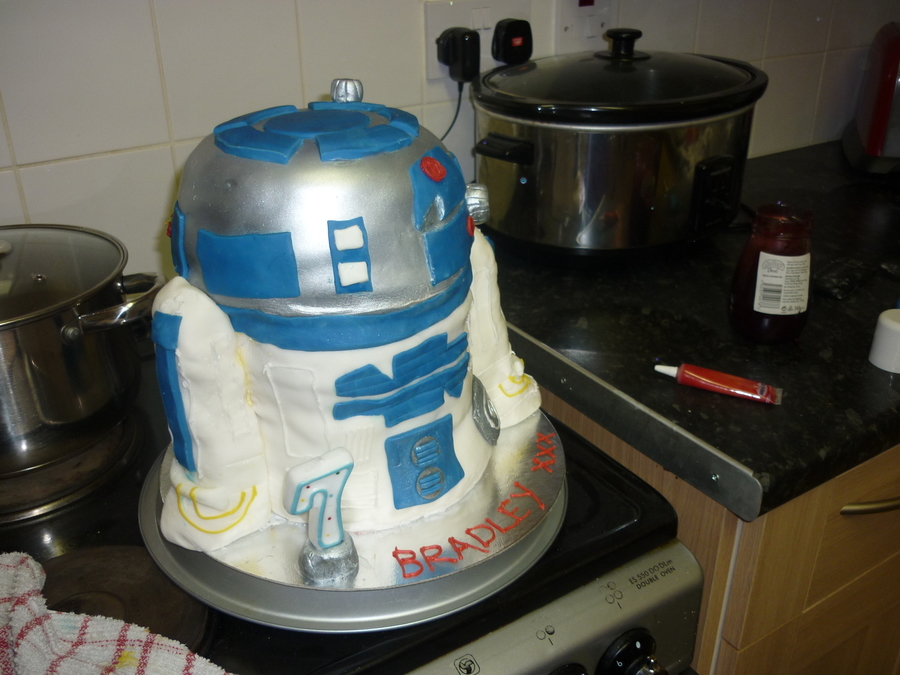 R2D2 Cake - CakeCentral.com