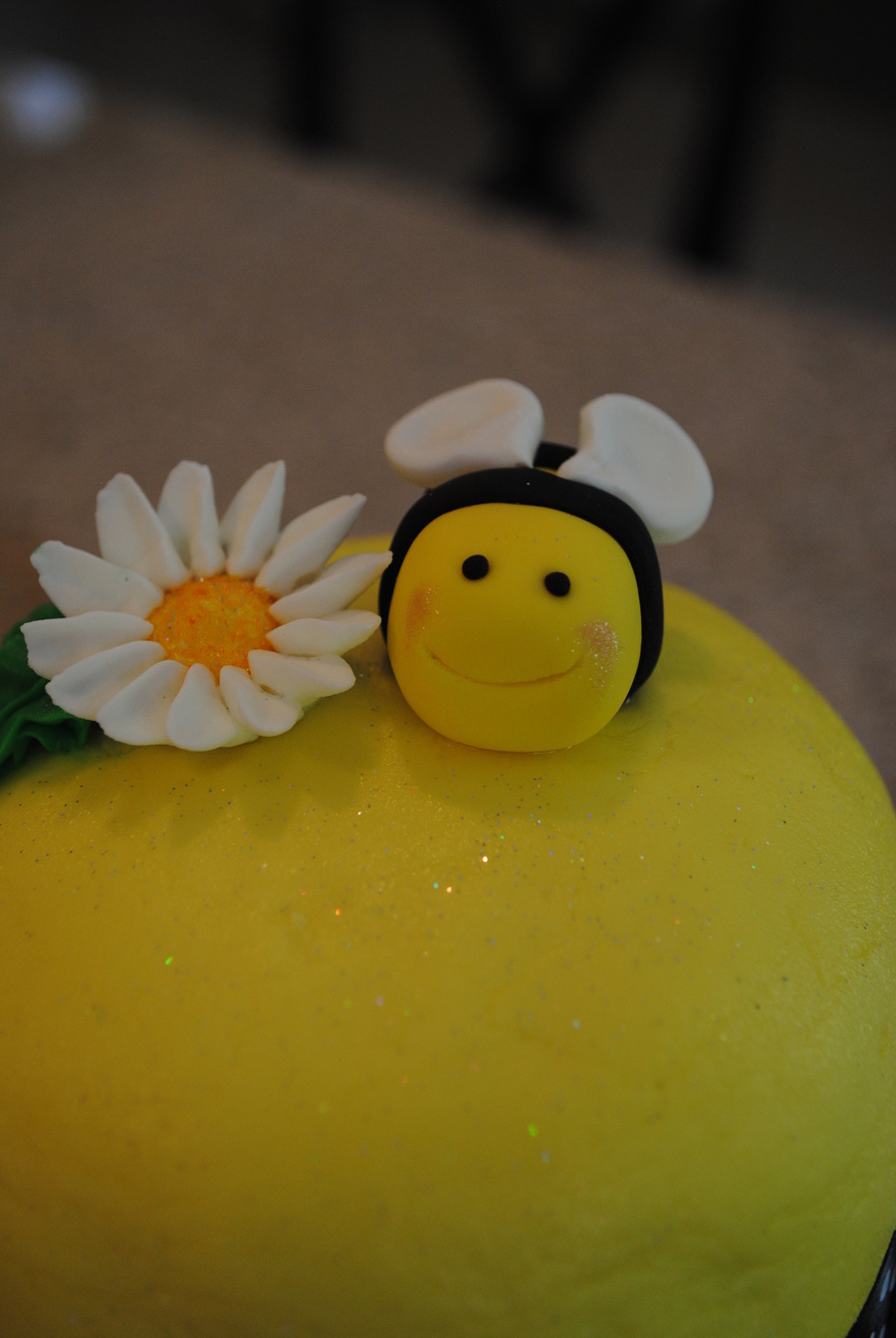 Bumble Bee Cake - CakeCentral.com