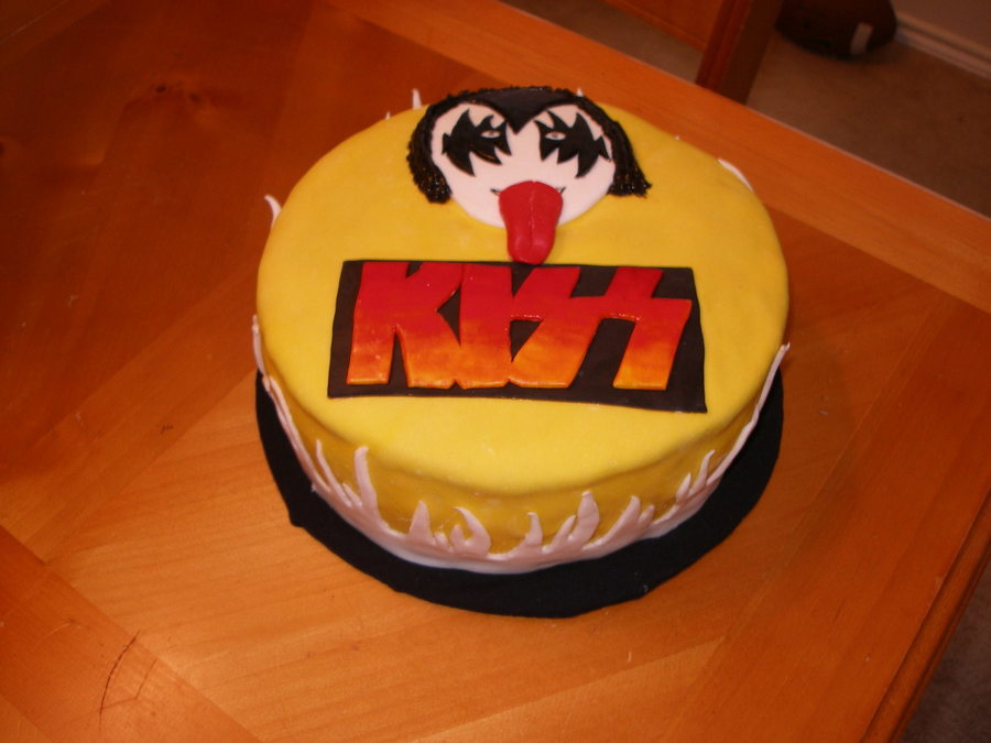 Kiss Cake - CakeCentral.com