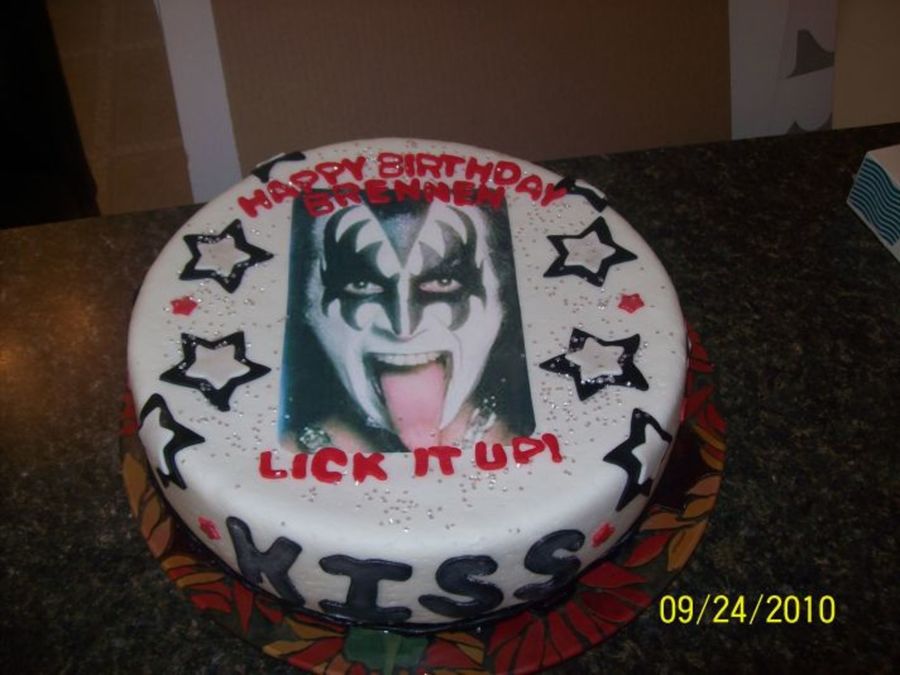 Kiss Cake - CakeCentral.com