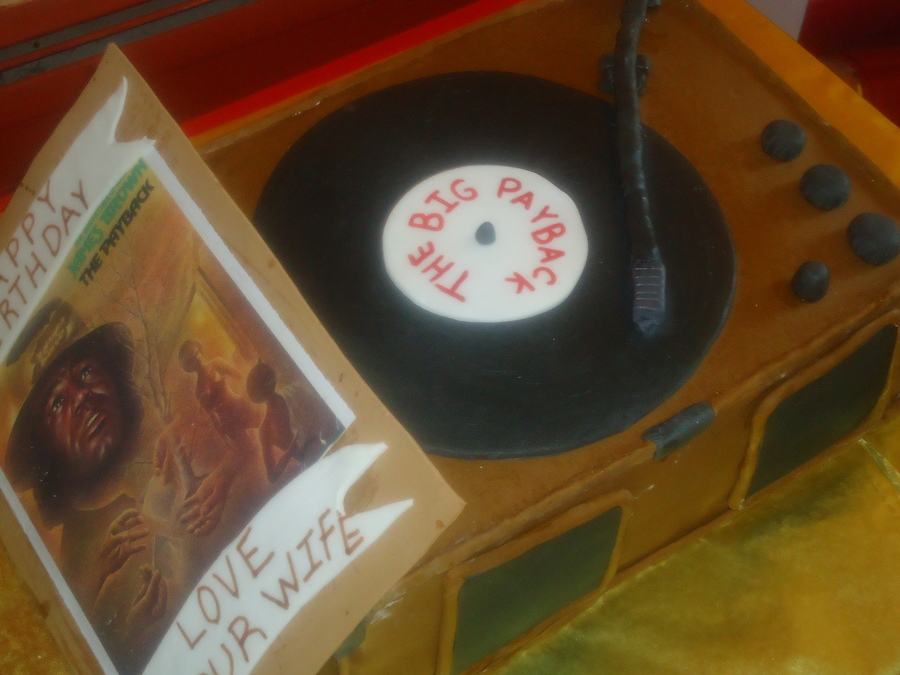 Old Stereo Cake - CakeCentral.com