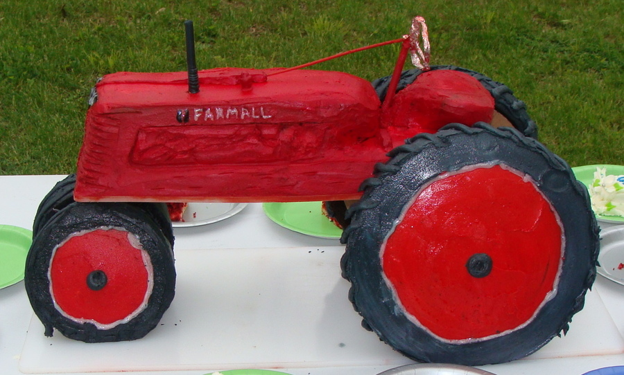 3-D Ih Tractor Cake - CakeCentral.com