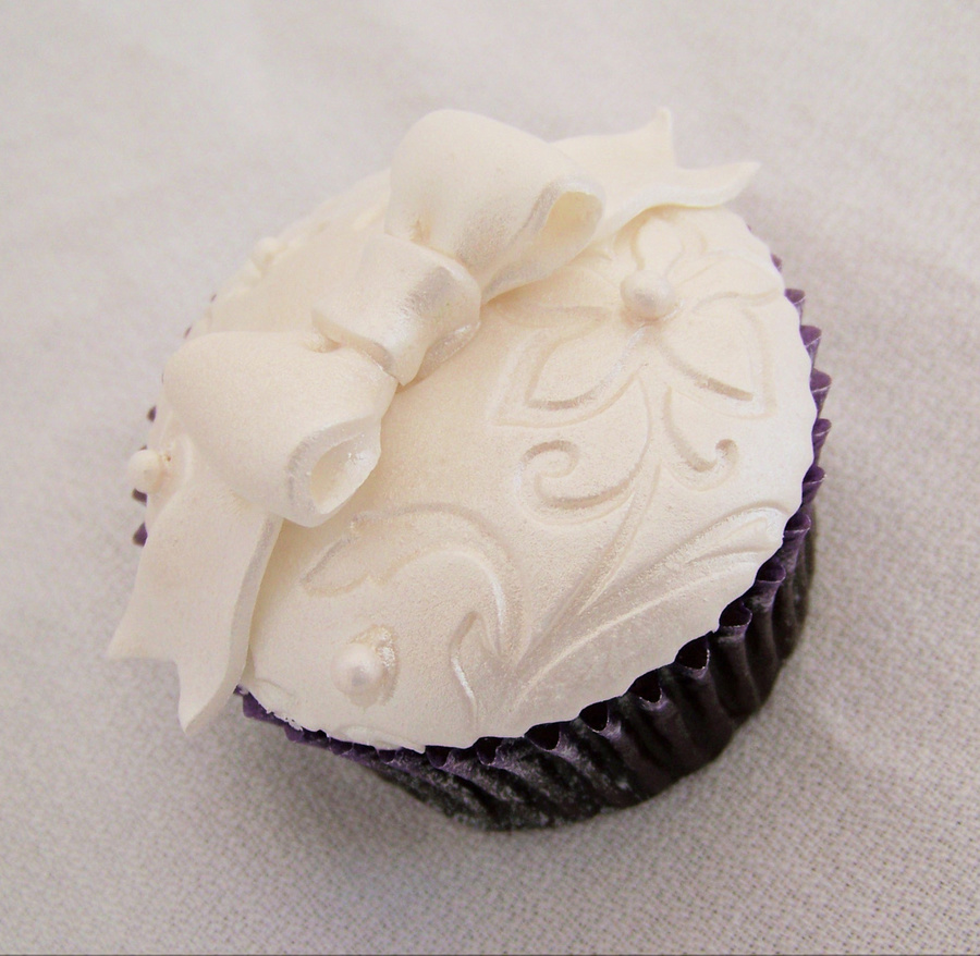 Bow Cupcake - CakeCentral.com