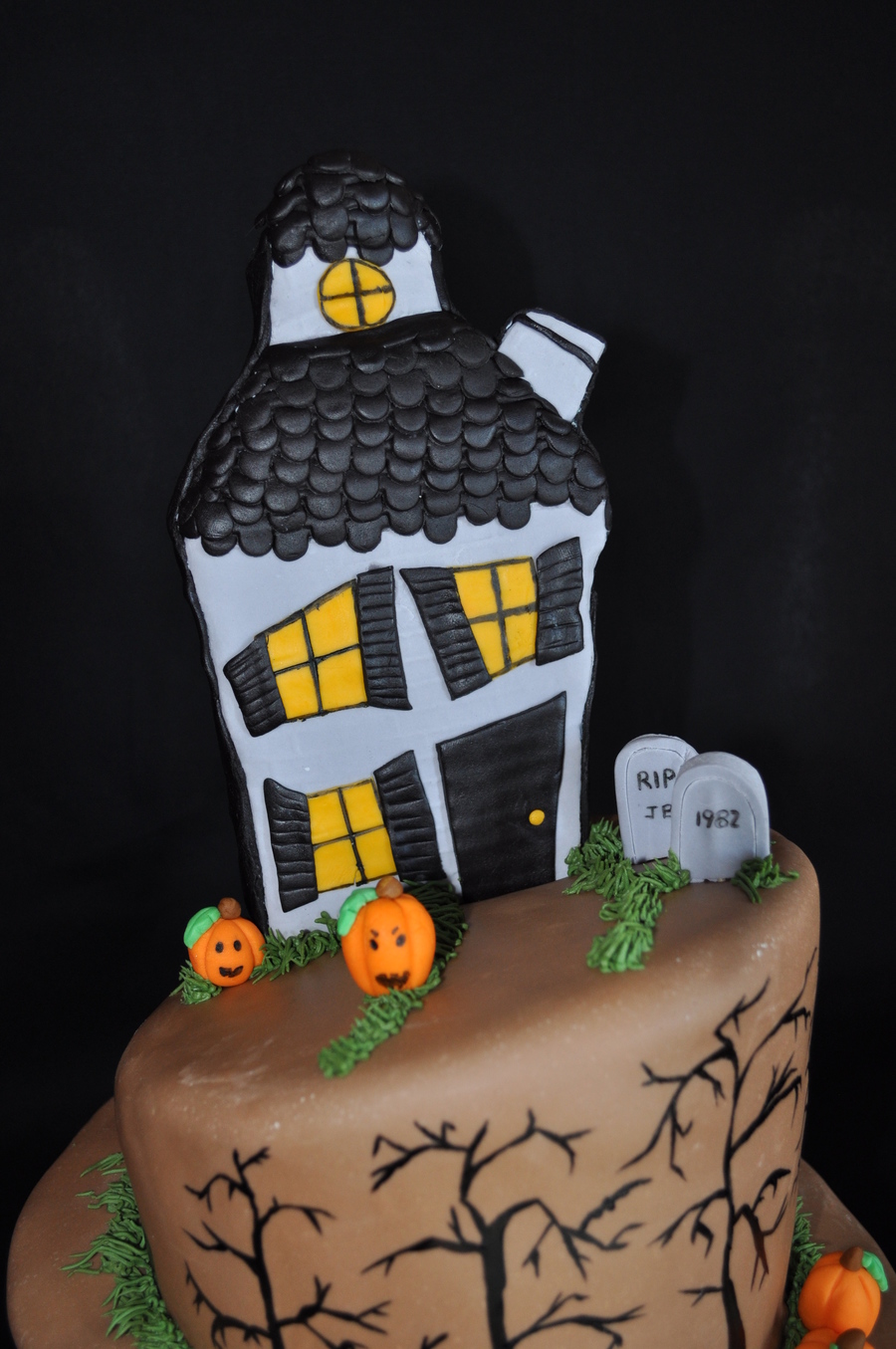 Haunted House Cake - CakeCentral.com