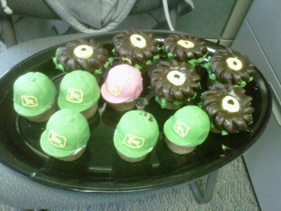 John Deere Cupcakes - CakeCentral.com