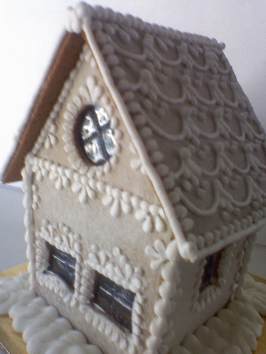 White And Frosty Gingerbread House - CakeCentral.com