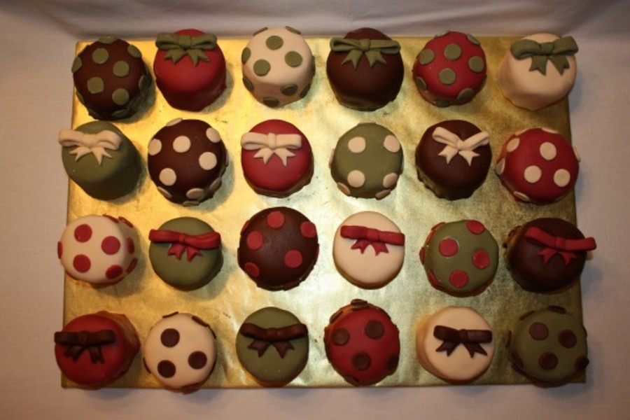 Mini Dots And Bows Cakes - CakeCentral.com