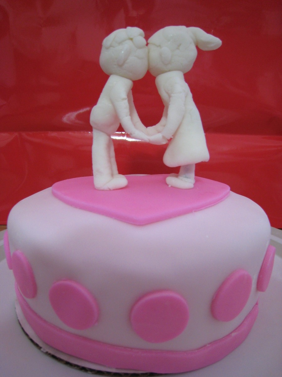 Kissing - CakeCentral.com