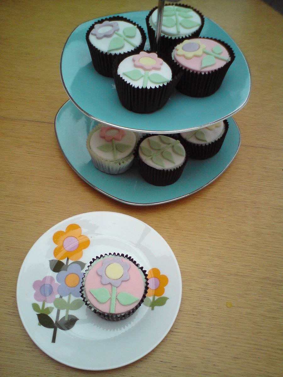 Retro Cupcakes - CakeCentral.com