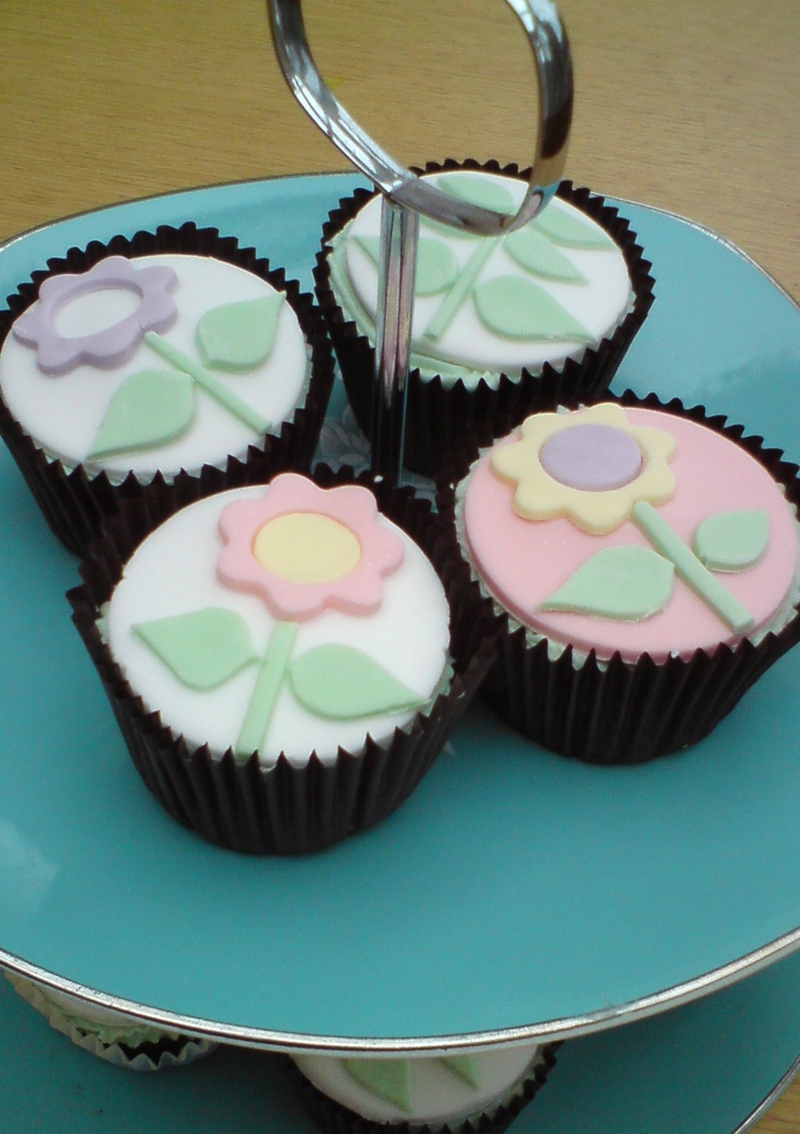 Retro Cupcakes - CakeCentral.com