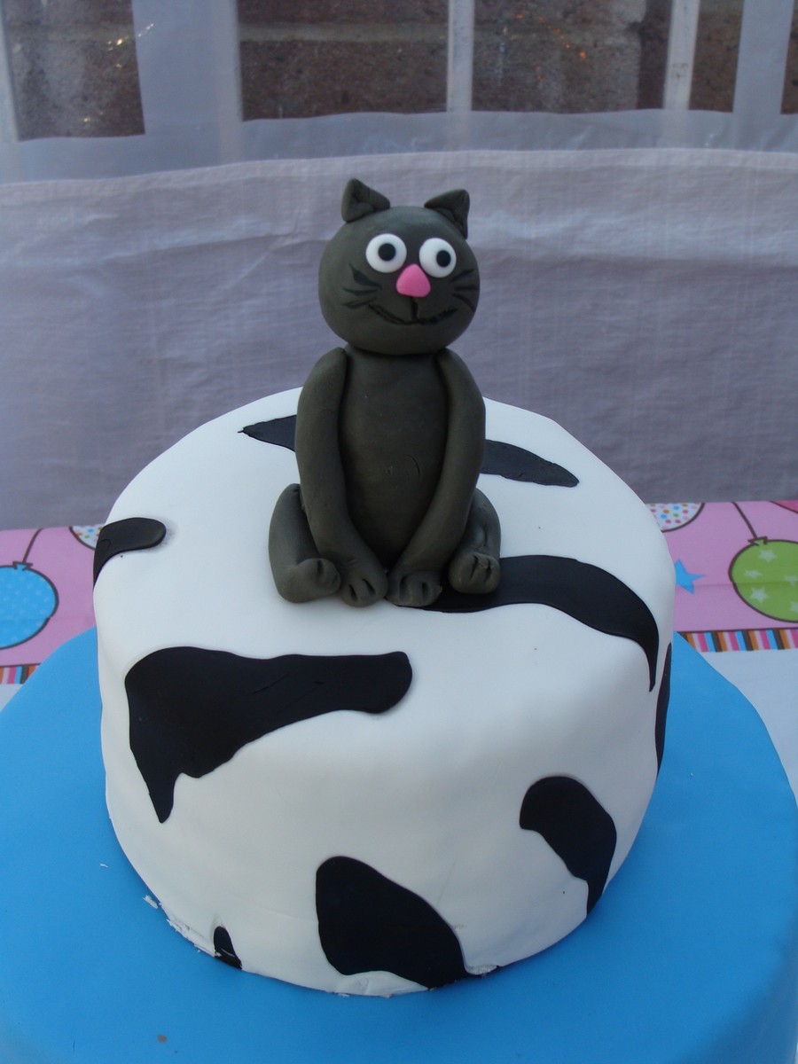 Kitty Cat Cake - CakeCentral.com