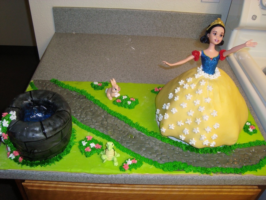 Snow White Cake - CakeCentral.com