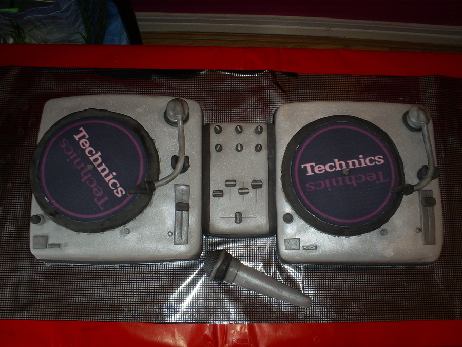 Technics Decks Cake - CakeCentral.com