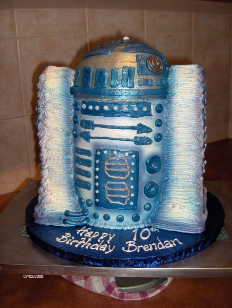 R2D2 Cake - CakeCentral.com