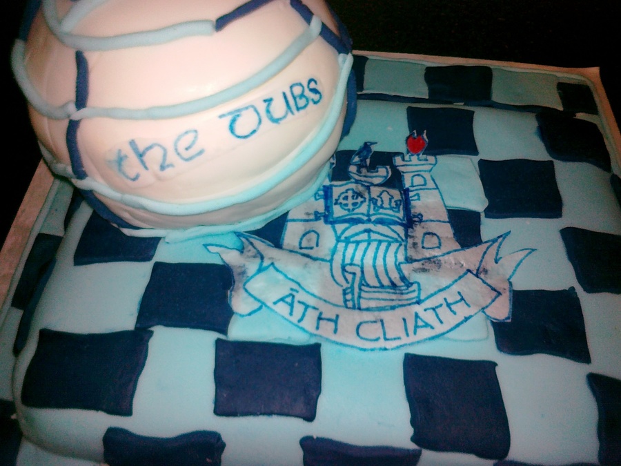 Dublin Gaelic Football Ball And Flag Cake - CakeCentral.com