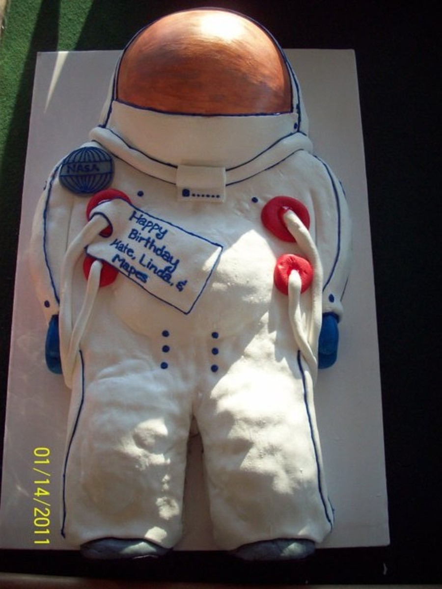 Astronaut Cake - CakeCentral.com