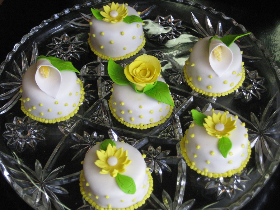 Mini Round Cakes - CakeCentral.com