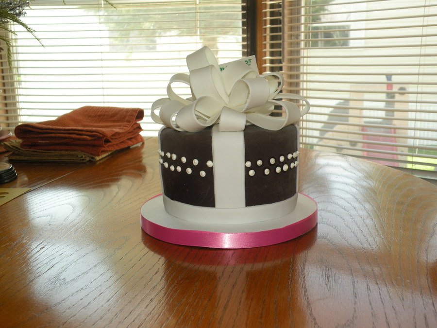Present Cake - CakeCentral.com