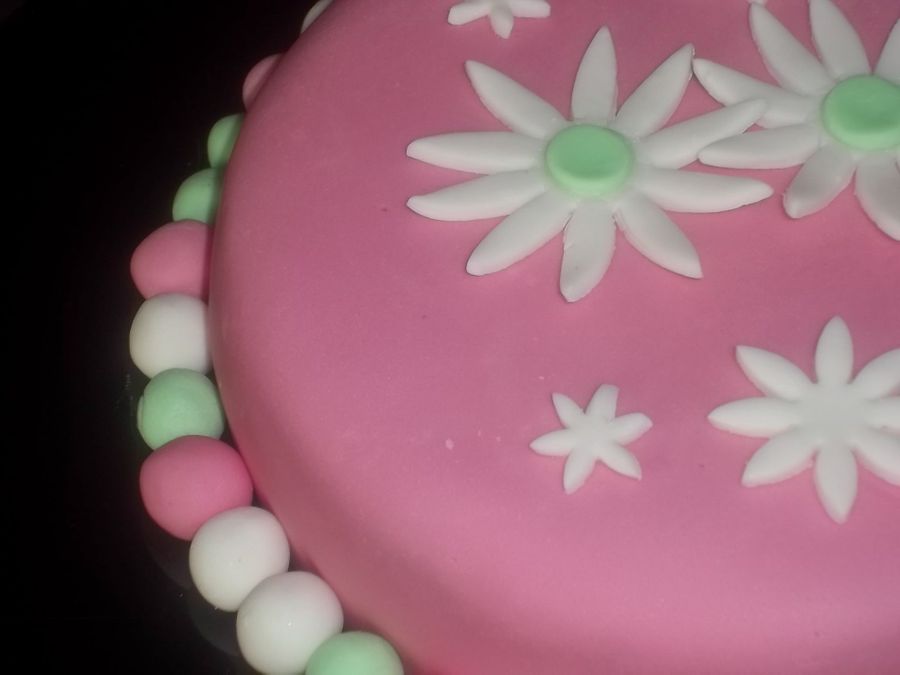 Daisy Cake - CakeCentral.com