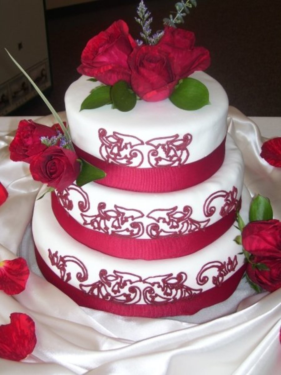 White Fondant With Hand Red Piping And Red Roses - CakeCentral.com