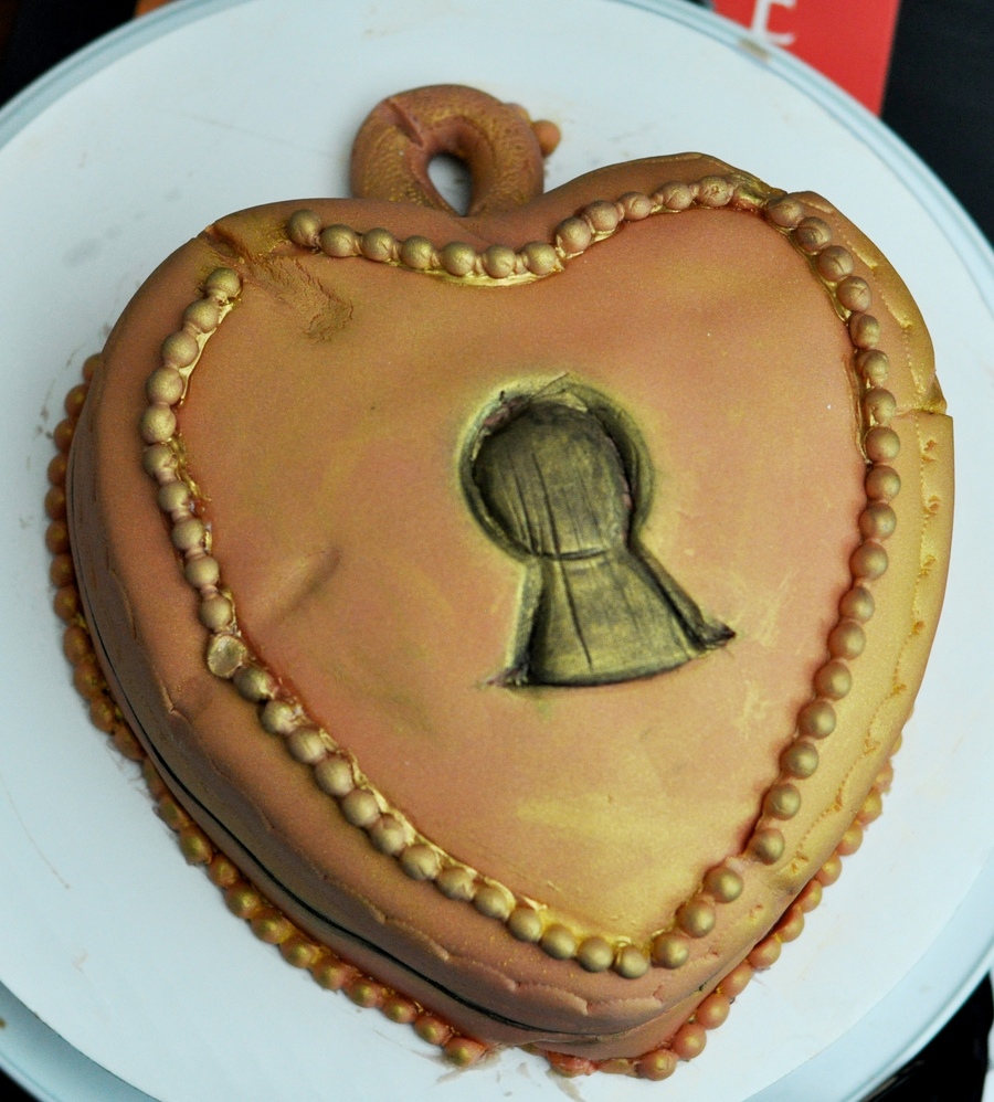 Anitque Heart Locket - CakeCentral.com