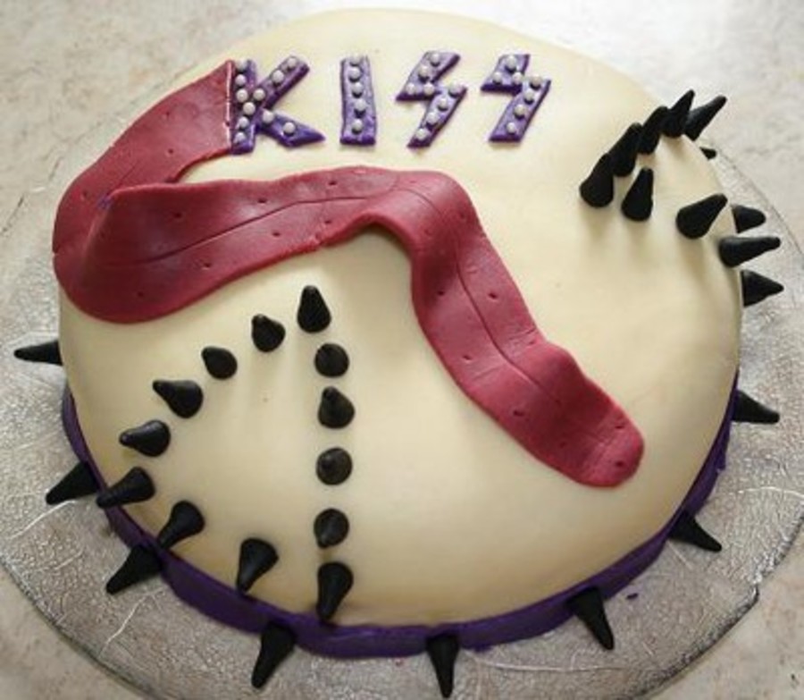 Kiss Cake - CakeCentral.com