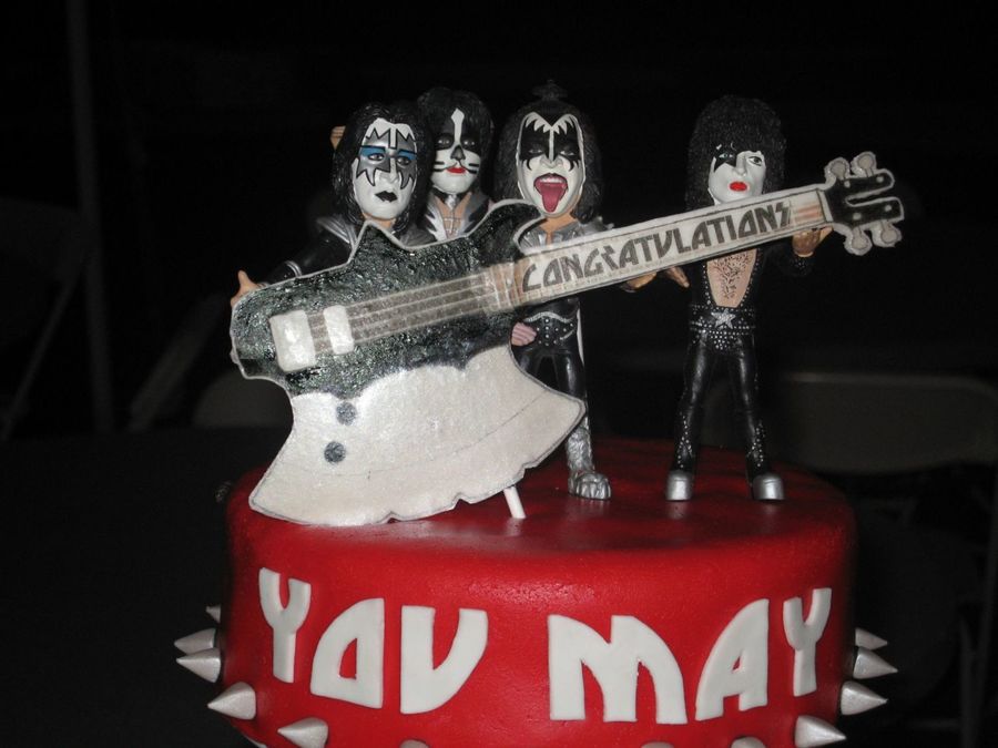 Kiss Wedding Cake Topper - CakeCentral.com