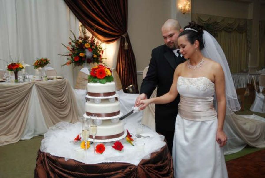 Gerber Daisy Fall Wedding Cake - CakeCentral.com
