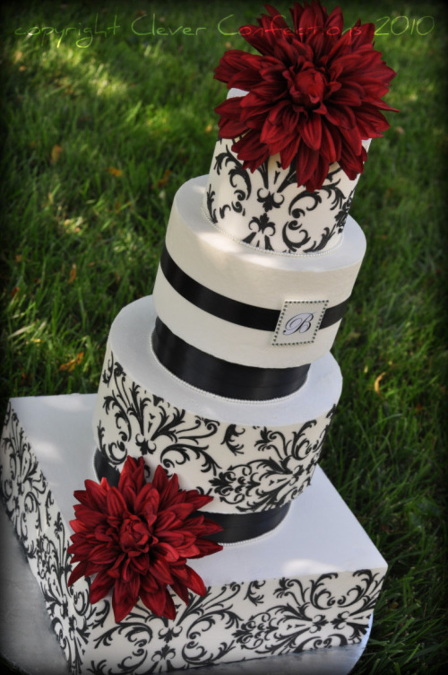 Black & White Damask - CakeCentral.com