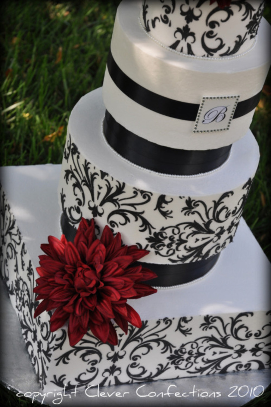 Black & White Damask - CakeCentral.com