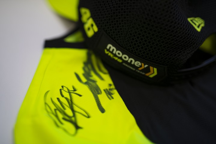 Maglietta ufficiale Mooney VR46 Racing autografata dai piloti MotoGP ...