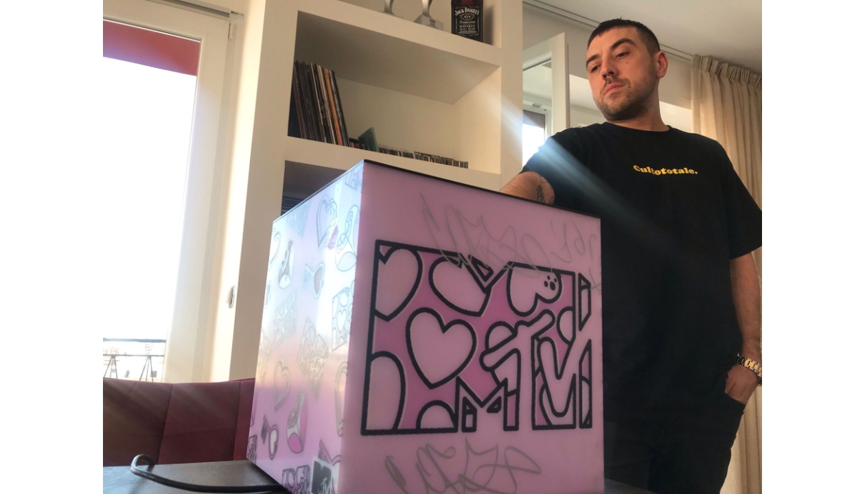Coez Signed MTV Box - CharityStars