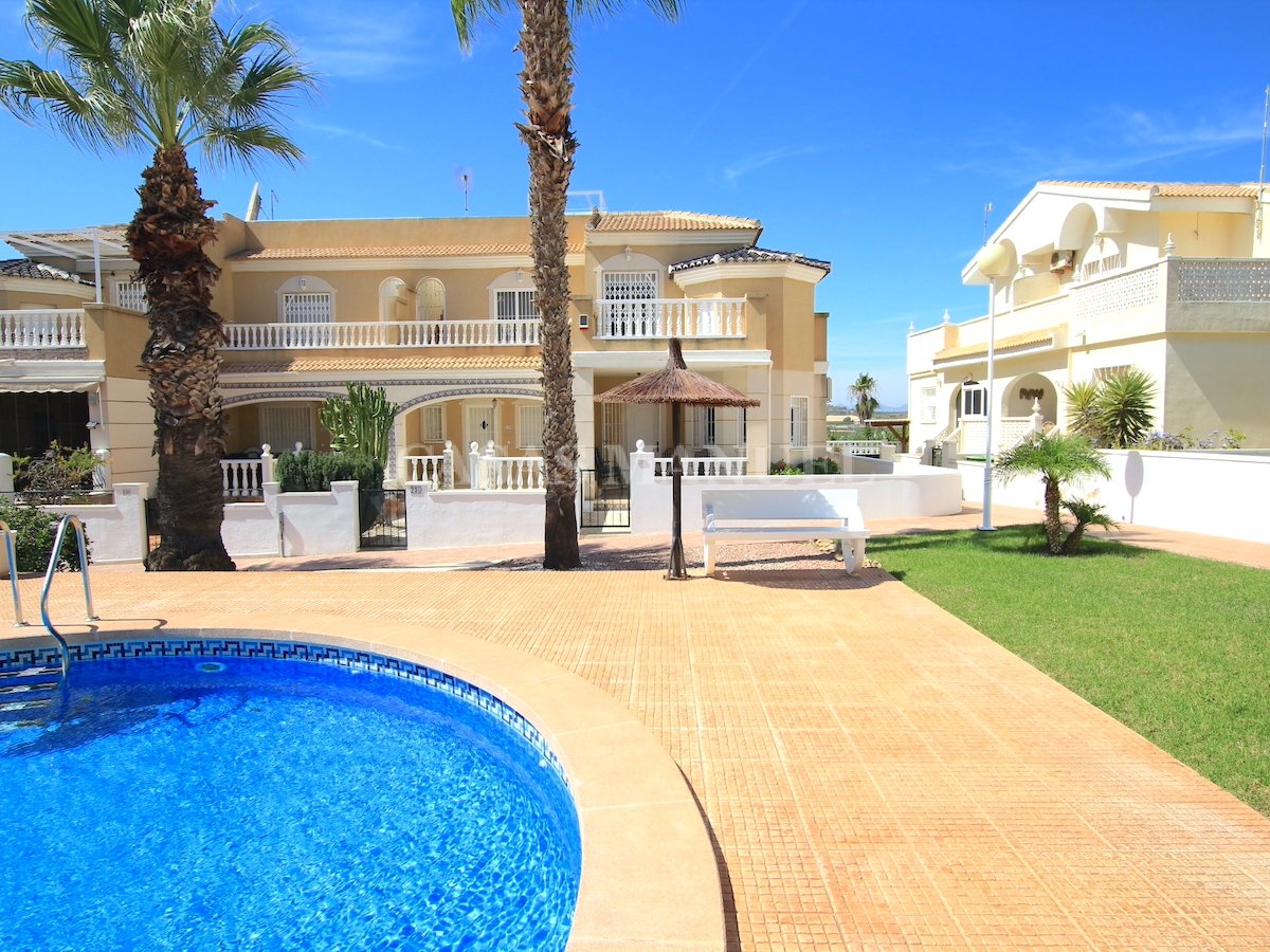 Villa for sale in Benijófar - Monte Azul - €195,000 (CM9435)