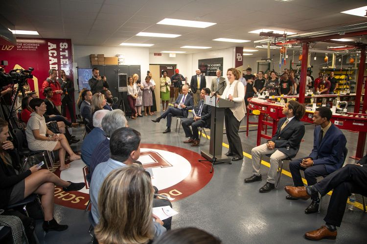 GE Appliances Chief Operating Officer Melanie Cook speaks to students ...