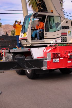 VIDEO: Crane Crew Replaces Pole in Palm Desert | Edison International ...