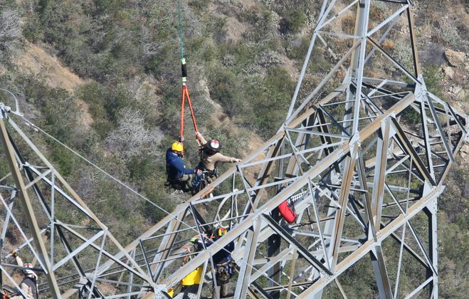 VIDEO: Linemen Take Flight to Upgrade Transmission Lines | Edison ...