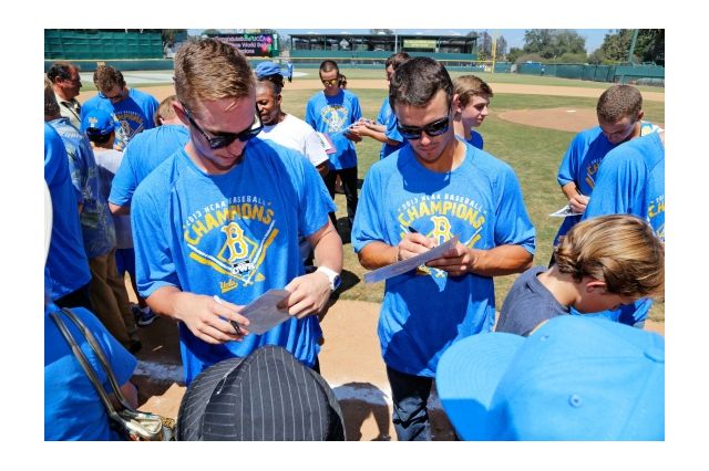 Hundreds of fans cheer UCLA's championship baseball team | UCLA