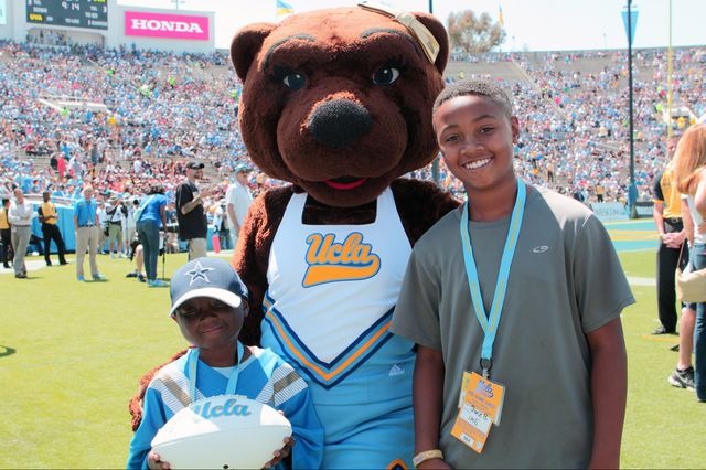 Oak Park boy named ‘Kid Captain,’ honored at UCLA’s season-opening ...