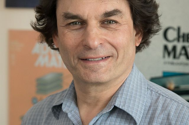 Professor wins Royal Society of Chemistry’s 2018 Centenary Prize | UCLA