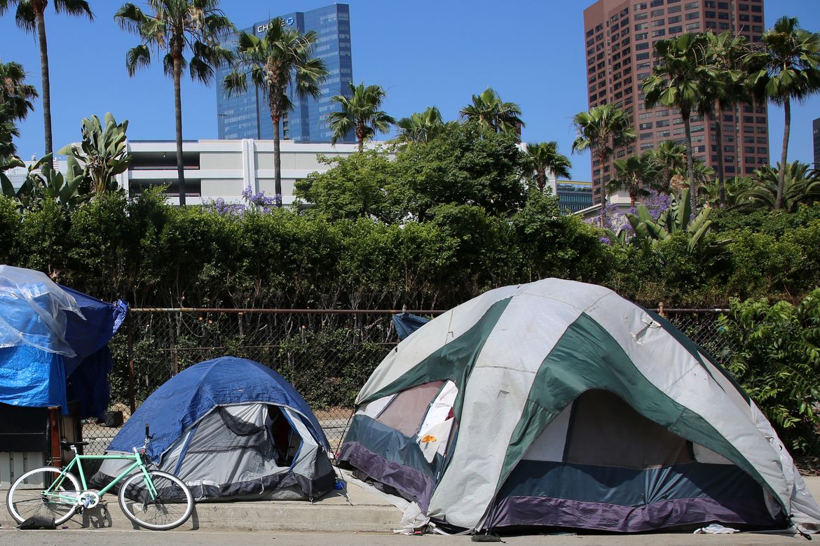 Photo | Tents on a Los Angeles sidewalk | UCLA