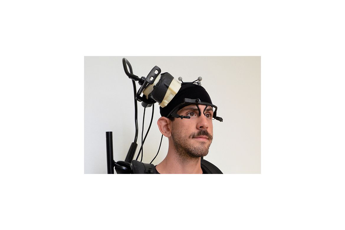 Photo | Wireless device brain waves | UCLA