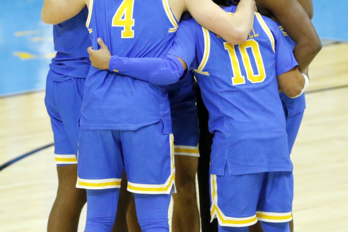 Photo | Team huddle | UCLA