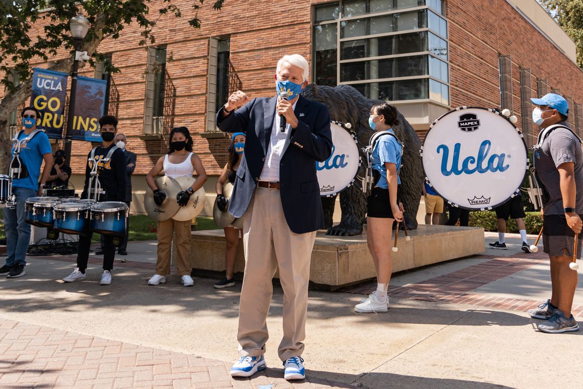 Chancellor Gene Block surprises students on first day of classes | UCLA