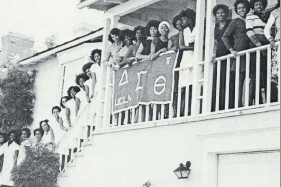 Photo | Members of the Pi chapter of Delta Sigma Theta standing on ...